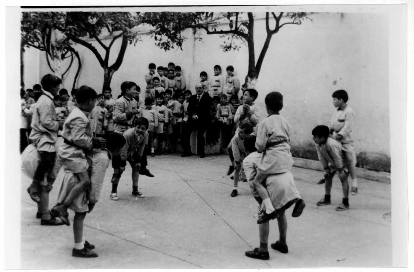 Juego de piola patio años 60 – Colegio Carmen Benitez